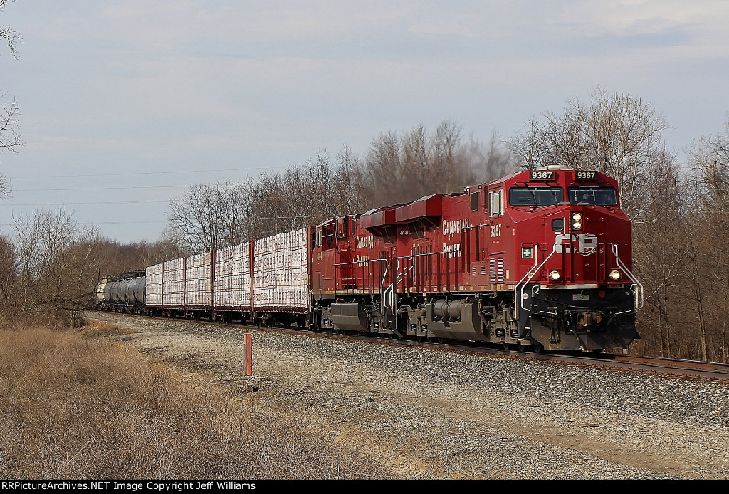 CP 9367 Leads an Eastbound